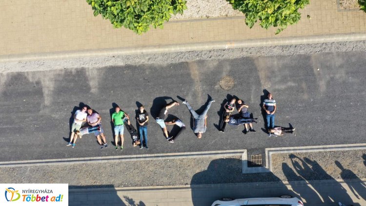 Utcabált szerveztek a Angyal utca lakói az elkészült új aszfaltburkolat ...