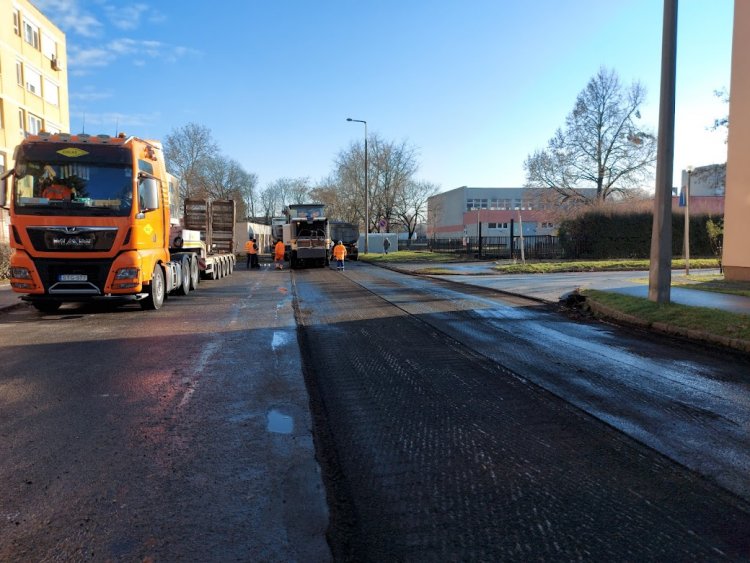 A Tompa Mihály utca 13/a, b, c számú társasházak előtt megkezdték az ...