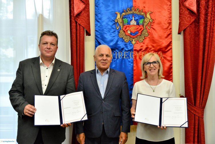 A két, fideszes egyéni képviselő, dr. Ulrich Attila és Halkóné dr ...