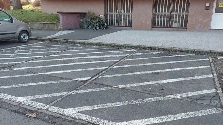 Sok esetben elzárt területen parkolnak a Május 1. téren - Nyíregyháza ...