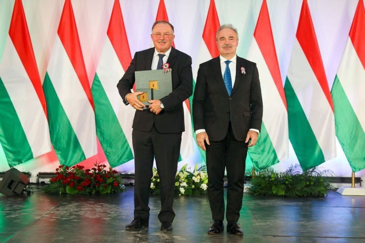 Ujhelyi Imre Díjjal ismerték el Bárány László, a Master Good cégcsoport ...